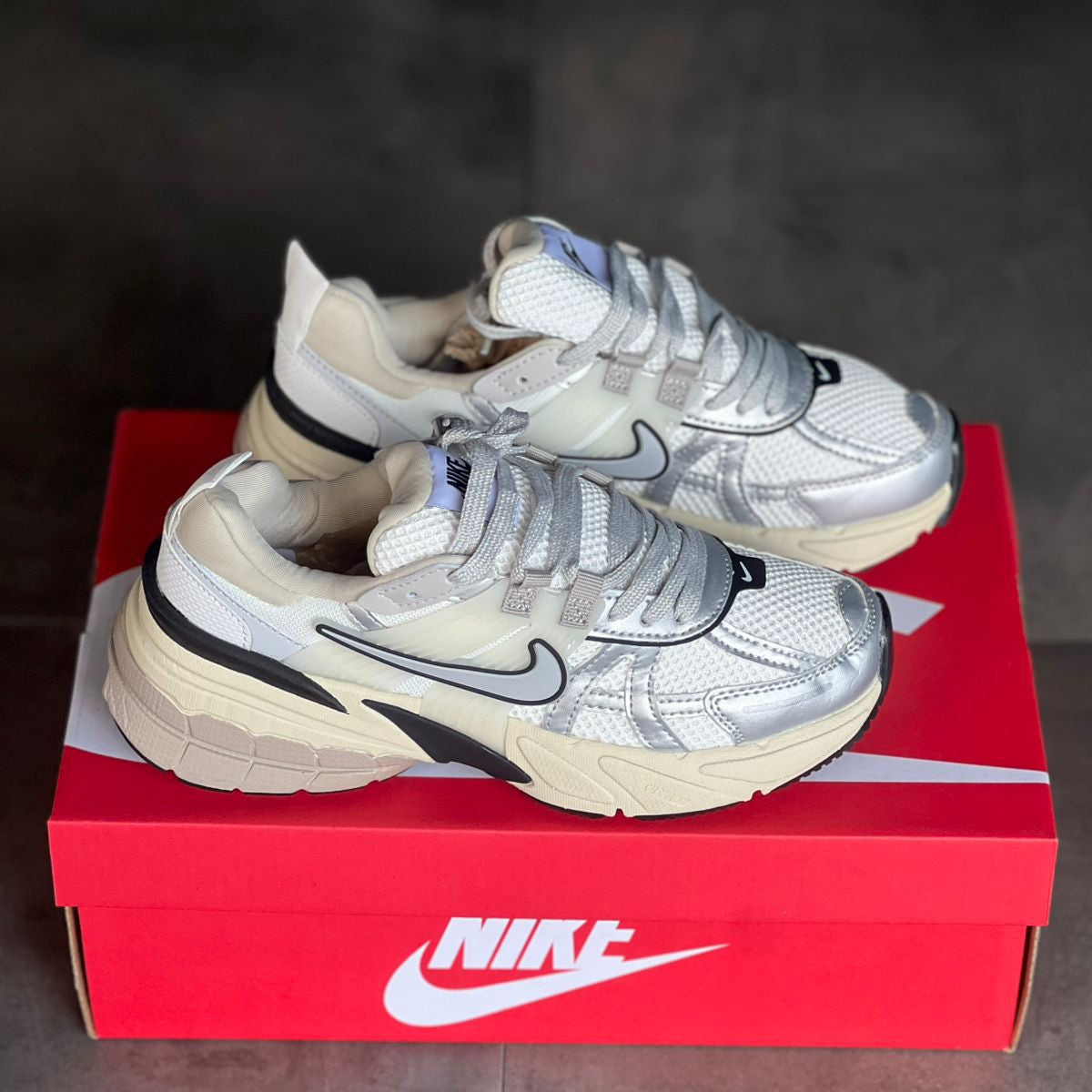 Nike V2K Gris Chulo Gris | Dama – Locker Shoes